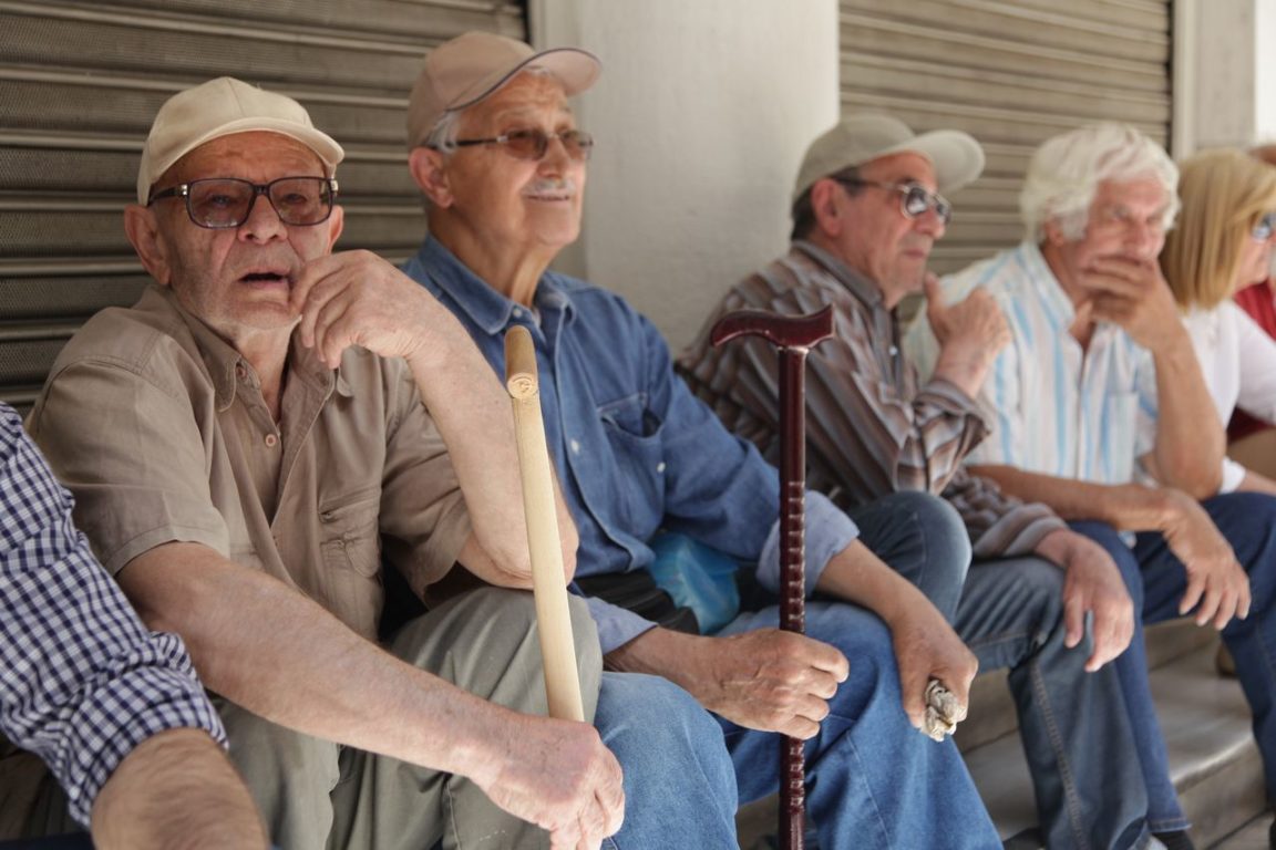 Οι ηλικιωμένοι δεν θα βγουν σύντομα έξω - arthro.gr